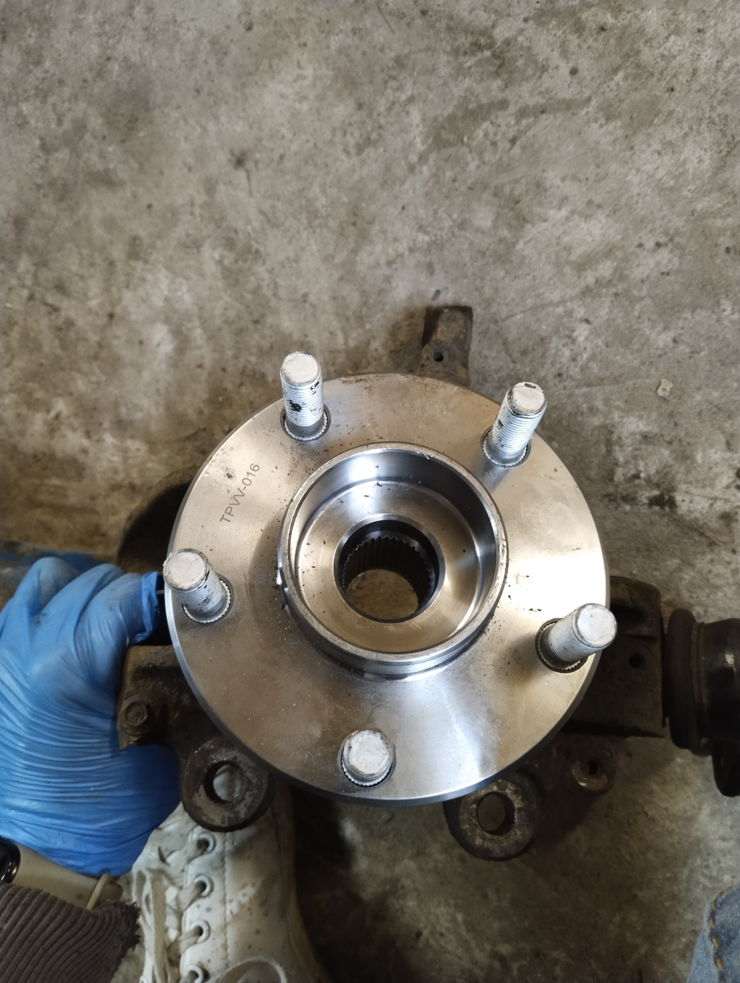 Замена ступичного подшипника ! — Volvo V50, 1,6 л, 2008 года | своими ...