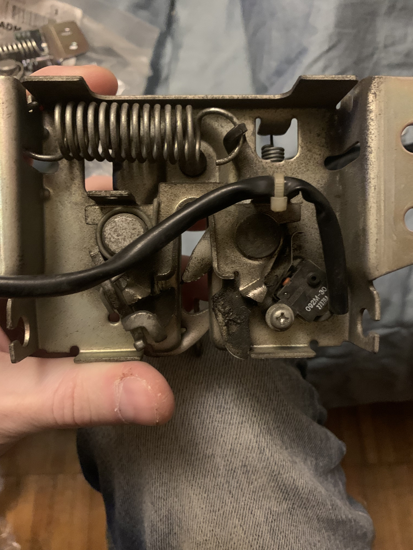 Замена замка и установка концевика капота — Mitsubishi Outlander XL, 2 ...