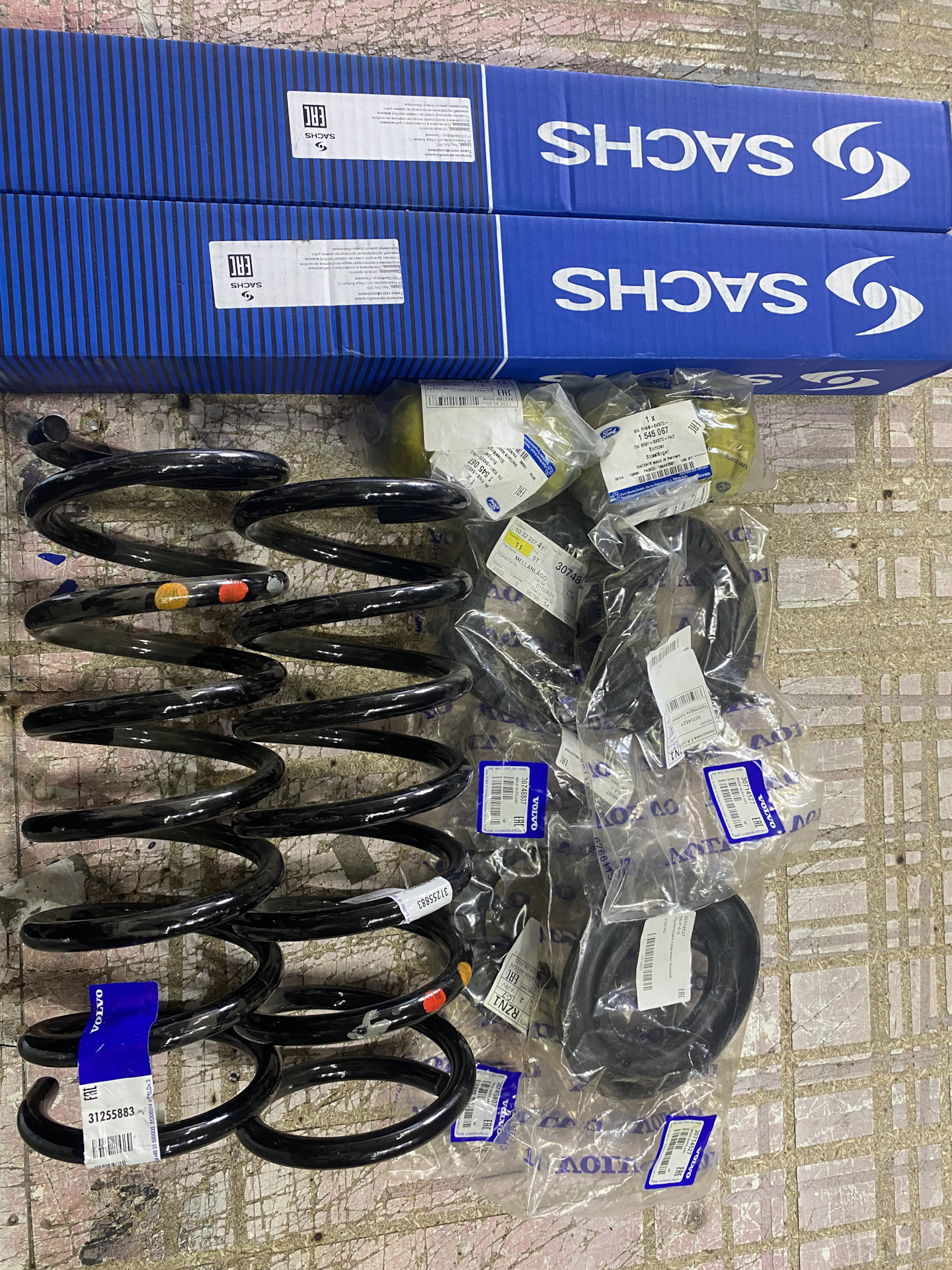 Замена задних пружин на Police и амортизаторов — Volvo XC70 III, 2,4 л ...