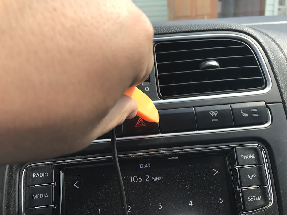 Светящаяся кнопка вместо заглушки. — Volkswagen Polo Sedan, 1,6 л, 2013 ...