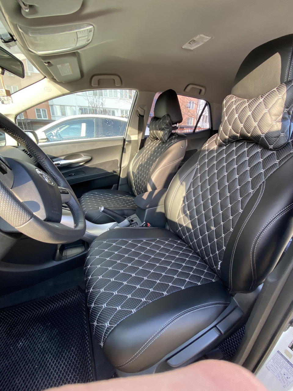 Чехлы, коврики и подушки под шею — Toyota Auris (1G), 1,6 л, 2011 года ...