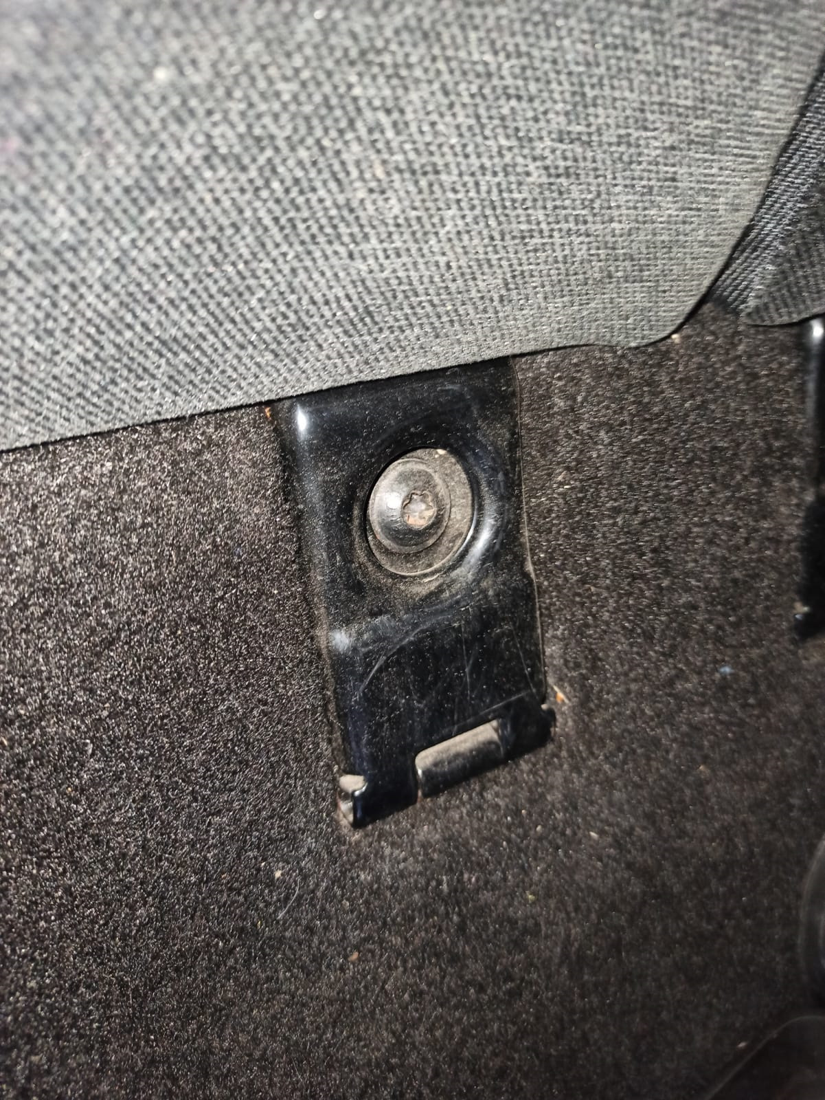 Заглушки креплений задних сидений от LAND ROVER LR003482 — Ford Focus ...