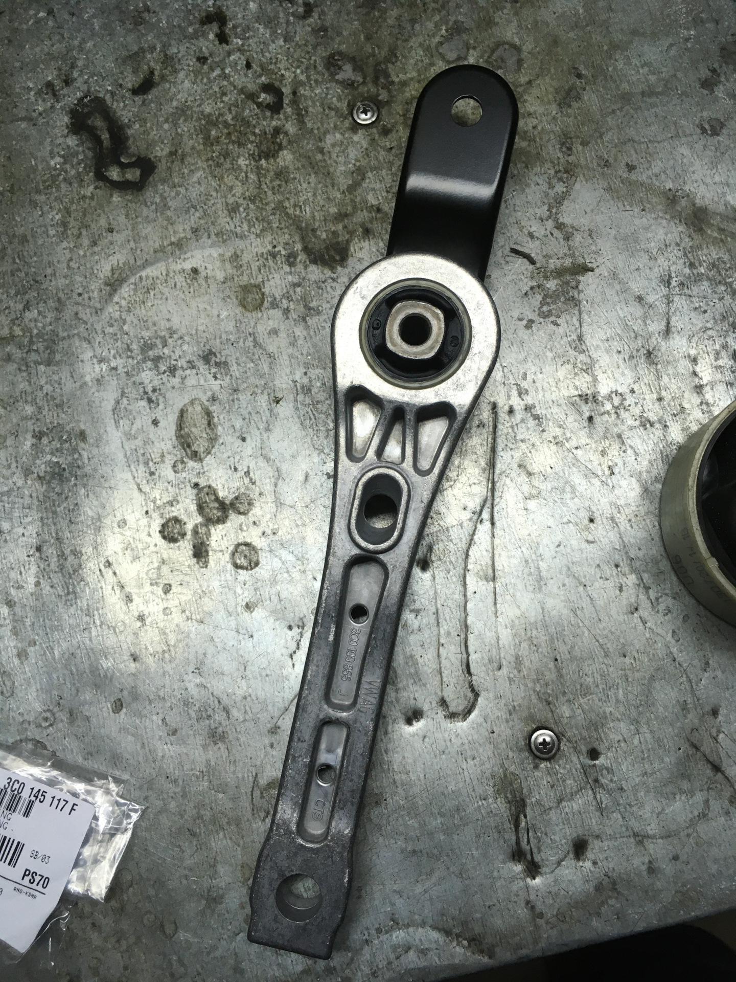 Замена опоры силового агрегата со снятием подрамника — Volkswagen ...