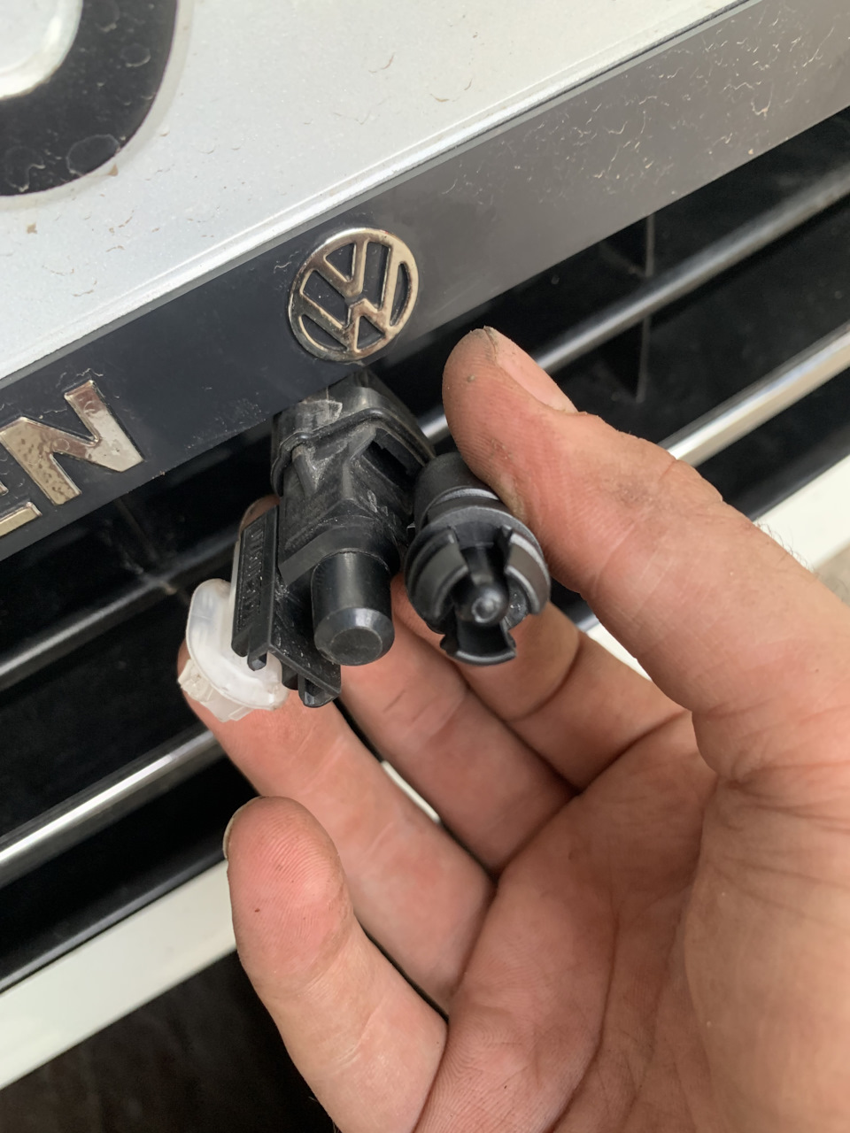 Замена датчика температуры окружающей среды — Volkswagen Passat Us