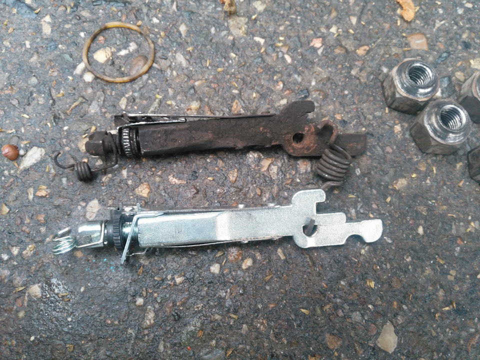 Замена тормозных распорок ручника — Mitsubishi Space Star (1998), 1,8 л ...