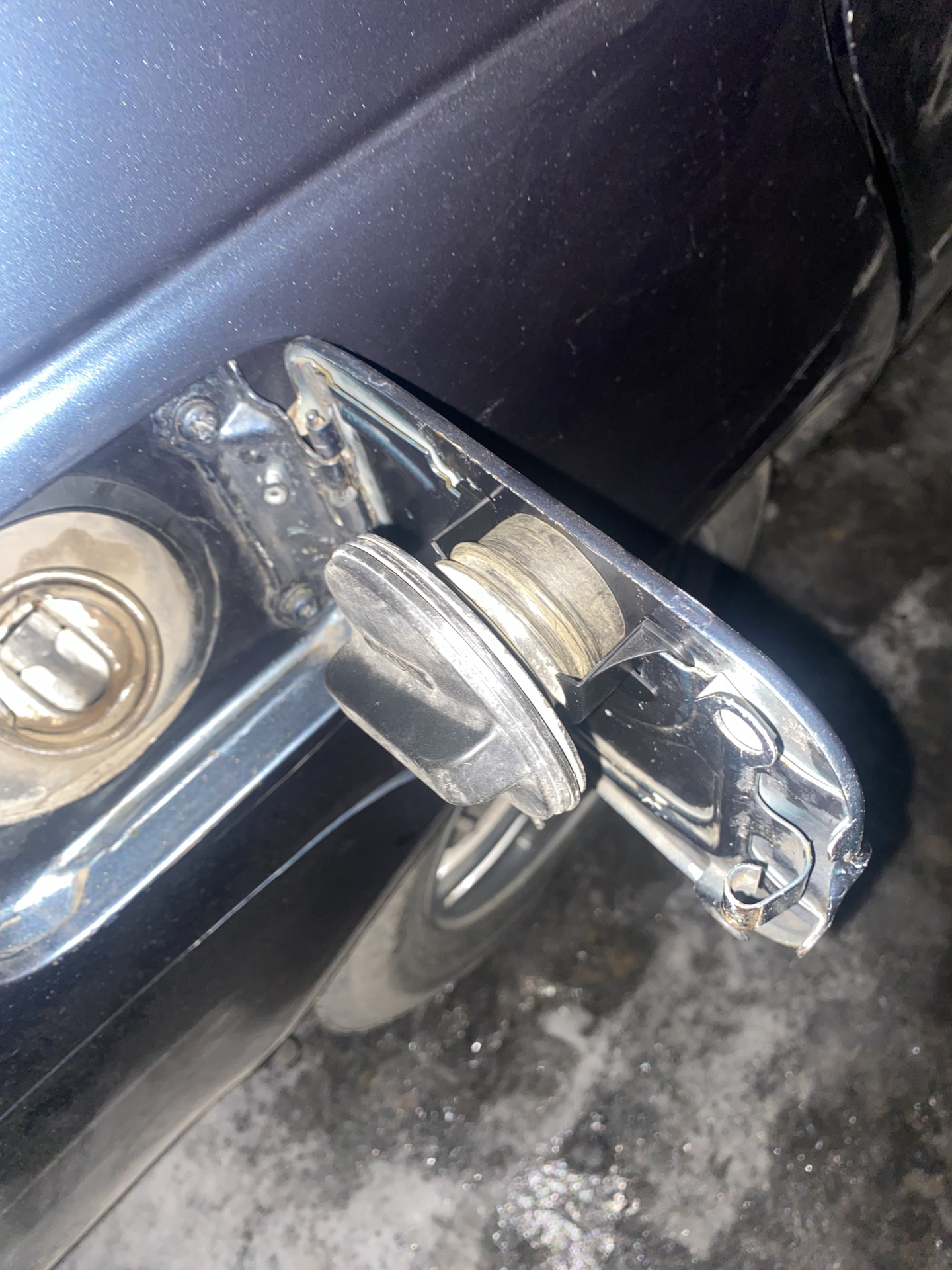 Держатель для крышки бензобака — Lada Приора седан, 1,6 л, 2015 года ...