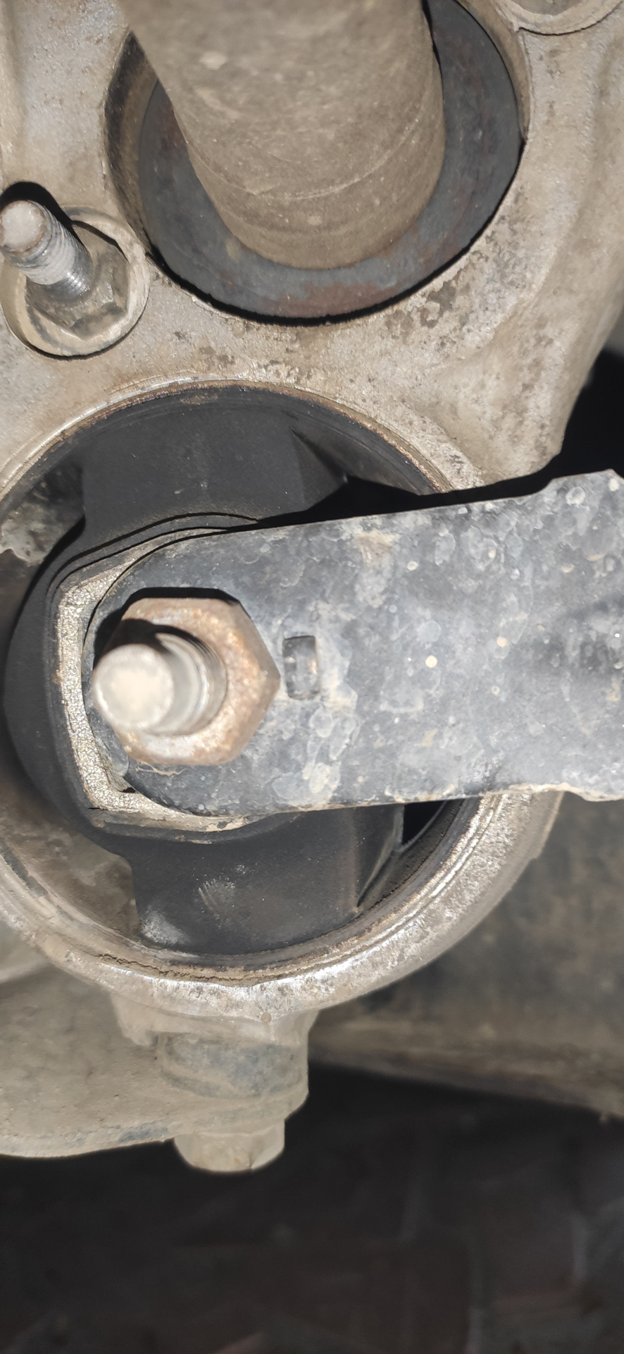 Сайлентблок нижней опоры двигателя от двухлитрового. — Peugeot 307, 1,6 ...