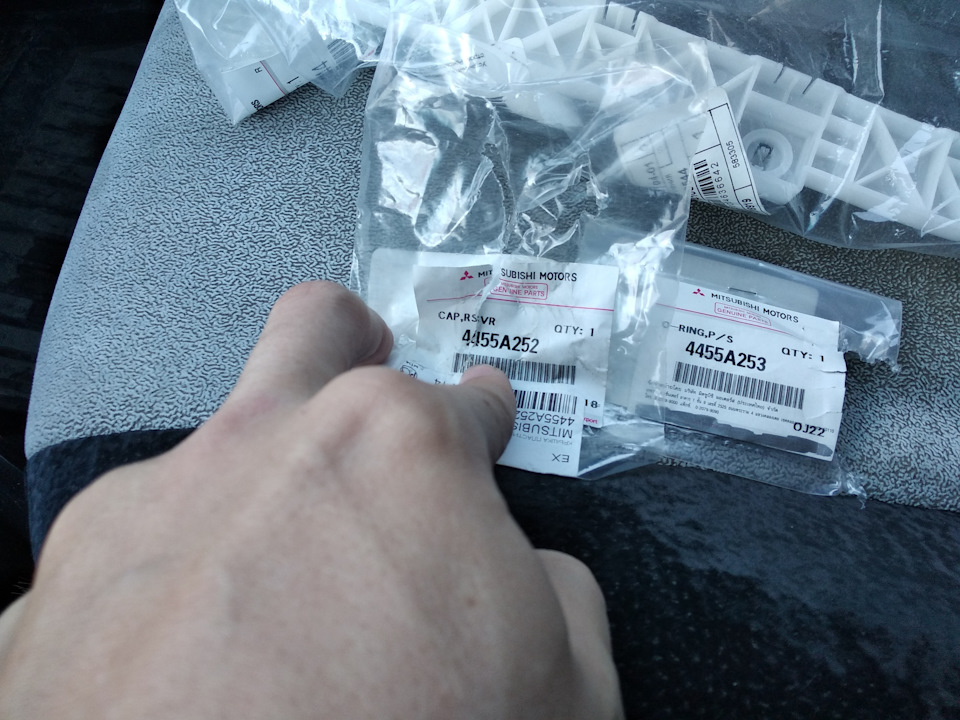 Крышка бочка гур — Mitsubishi Lancer X, 2 л, 2008 года | плановое ТО ...