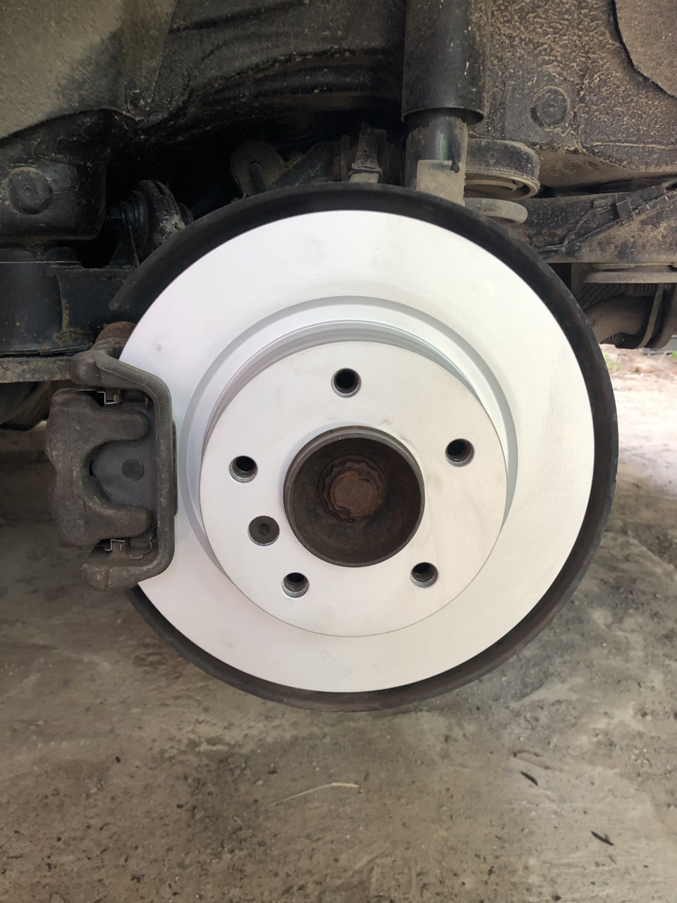 Замена задних тормозных дисков. — BMW 3 series (E90), 2 л, 2008 года ...