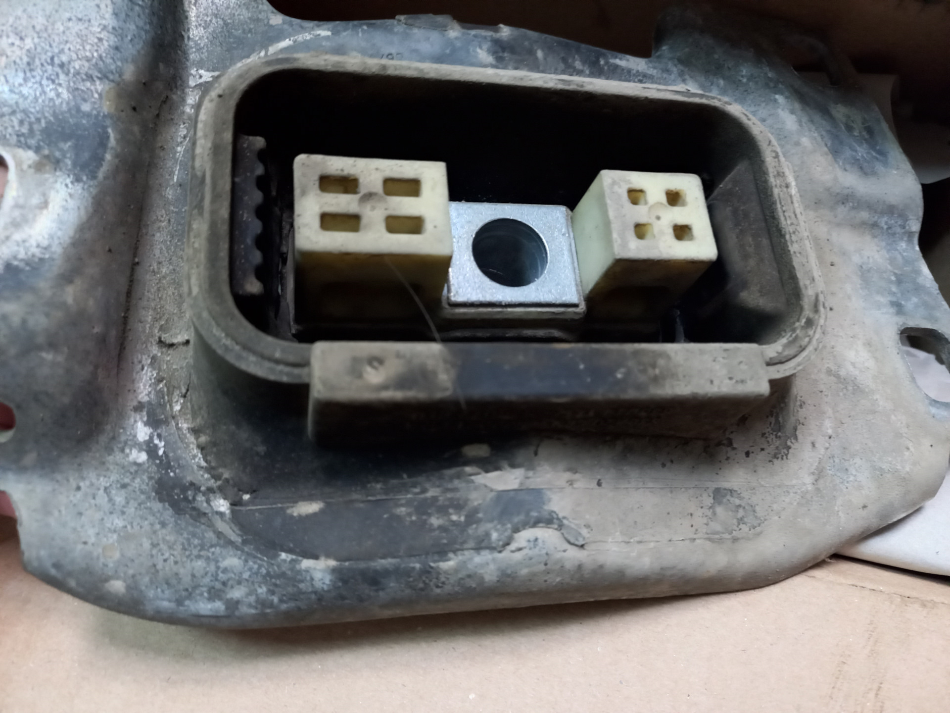 Замена опор двигателя и кпп — Ford Focus Sedan III, 1,6 л, 2011 года ...