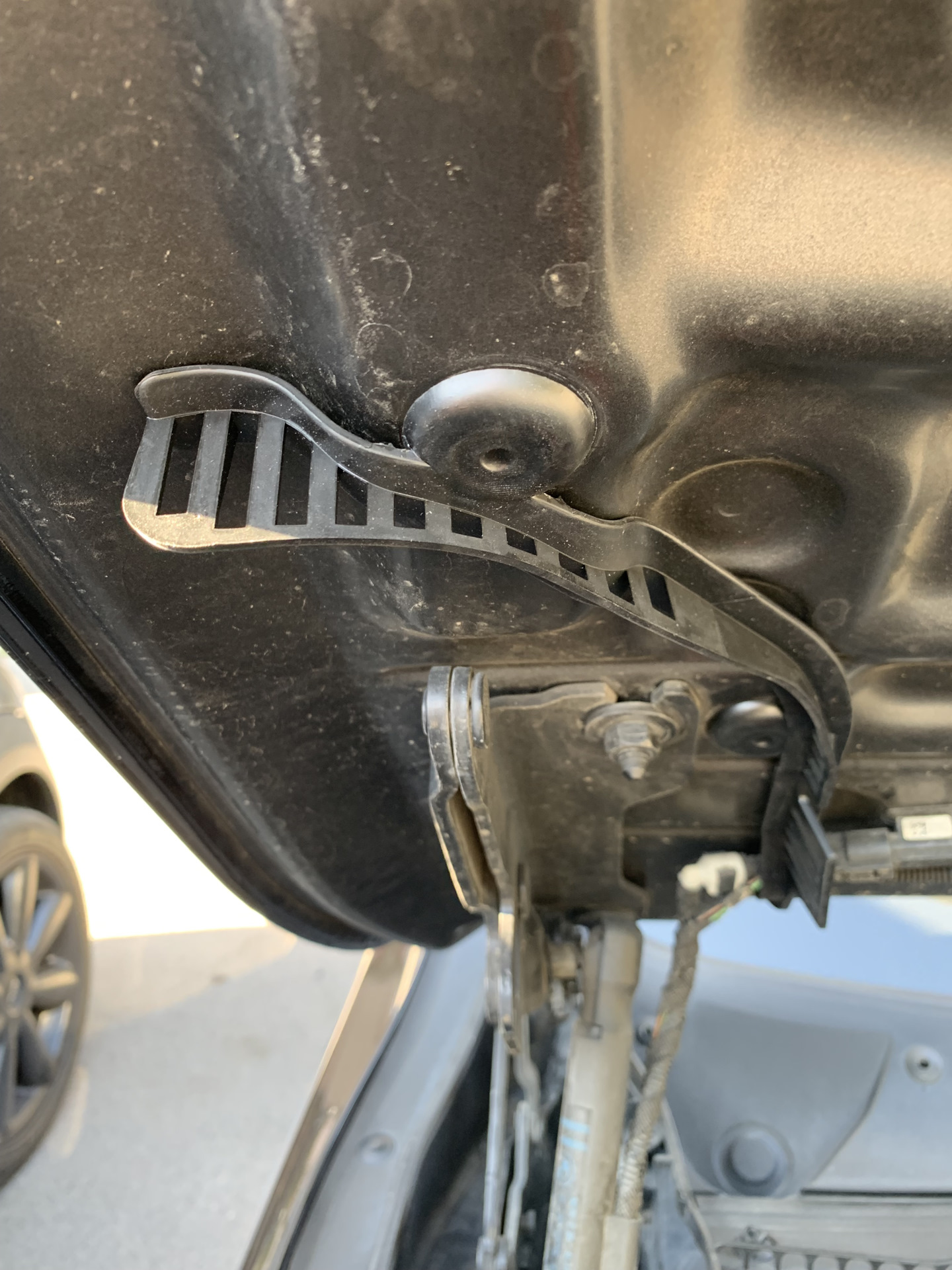Установка: Решетки от листьев в подкапотное пространство — BMW 3 series ...
