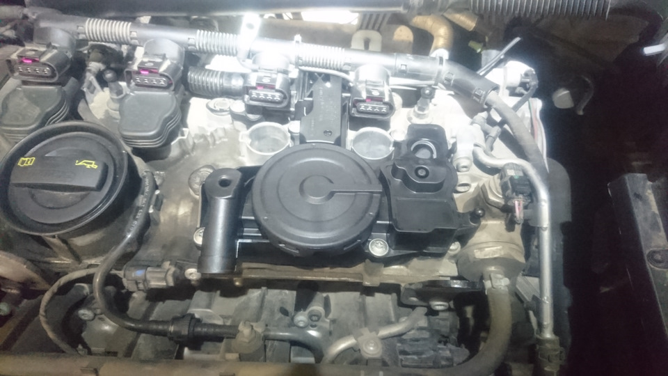 Замена клапана вентиляции картерных газов. — Volkswagen Tiguan (1G), 2 ...