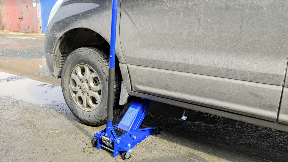 Купил домкрат и переобулся. — Hyundai H-1 (2G), 2,4 л, 2011 года ...