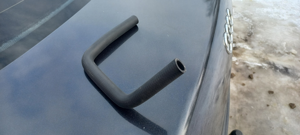 Нижний патрубок теплообменника — Audi 80 B4 2 л 1995 года своими