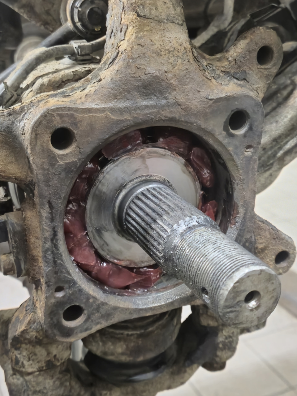 Передний ступичный подшипник. Левый. — Toyota Land Cruiser Prado 120 ...