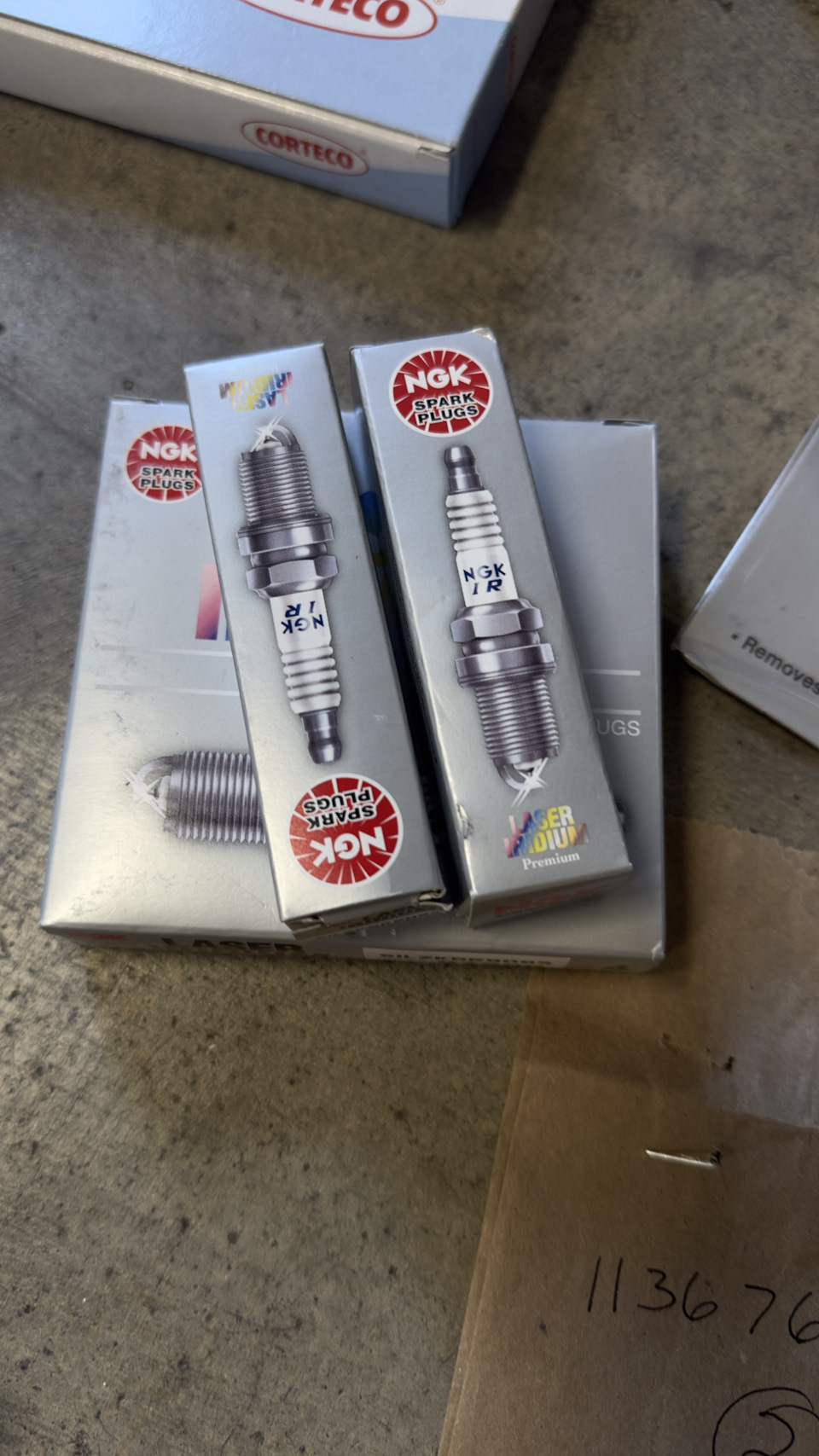 Замена клапанной крышки — BMW X5 (F15), 3 л, 2015 года | плановое ТО ...