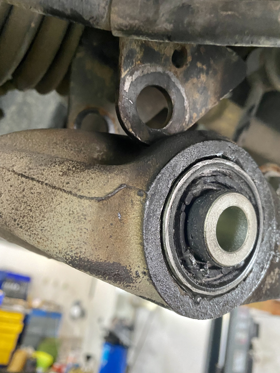 Сайлентблоки верхних рычагов X164 — Mercedes-Benz GL-Class (X164), 5,5 ...