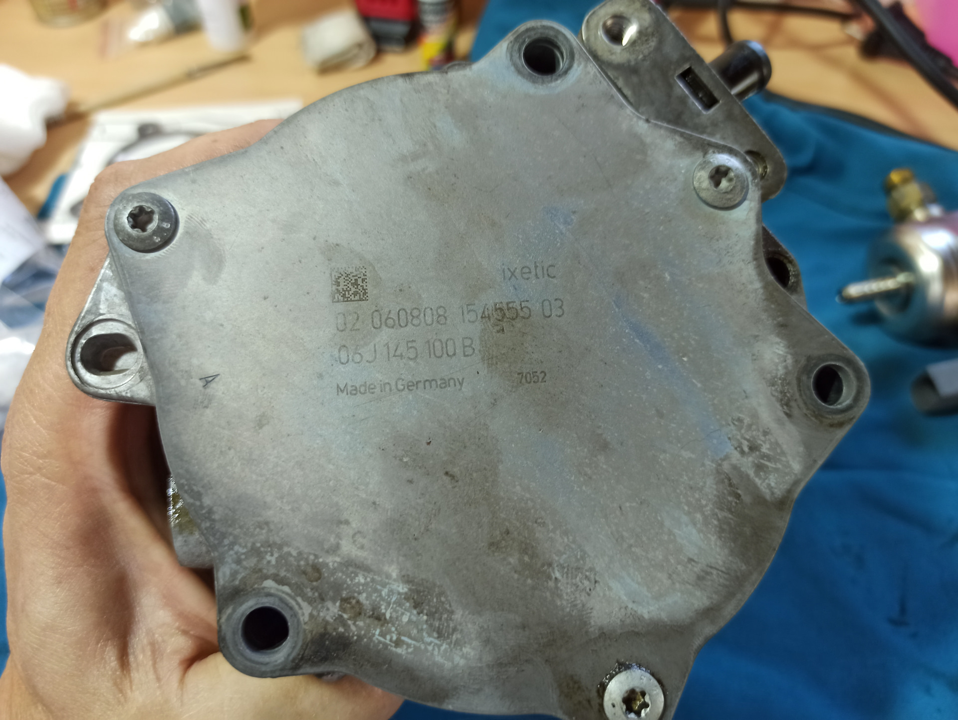 Штуцер вакуумного насоса (засопливил). — Audi A4 (B8), 1,8 л, 2008 года ...