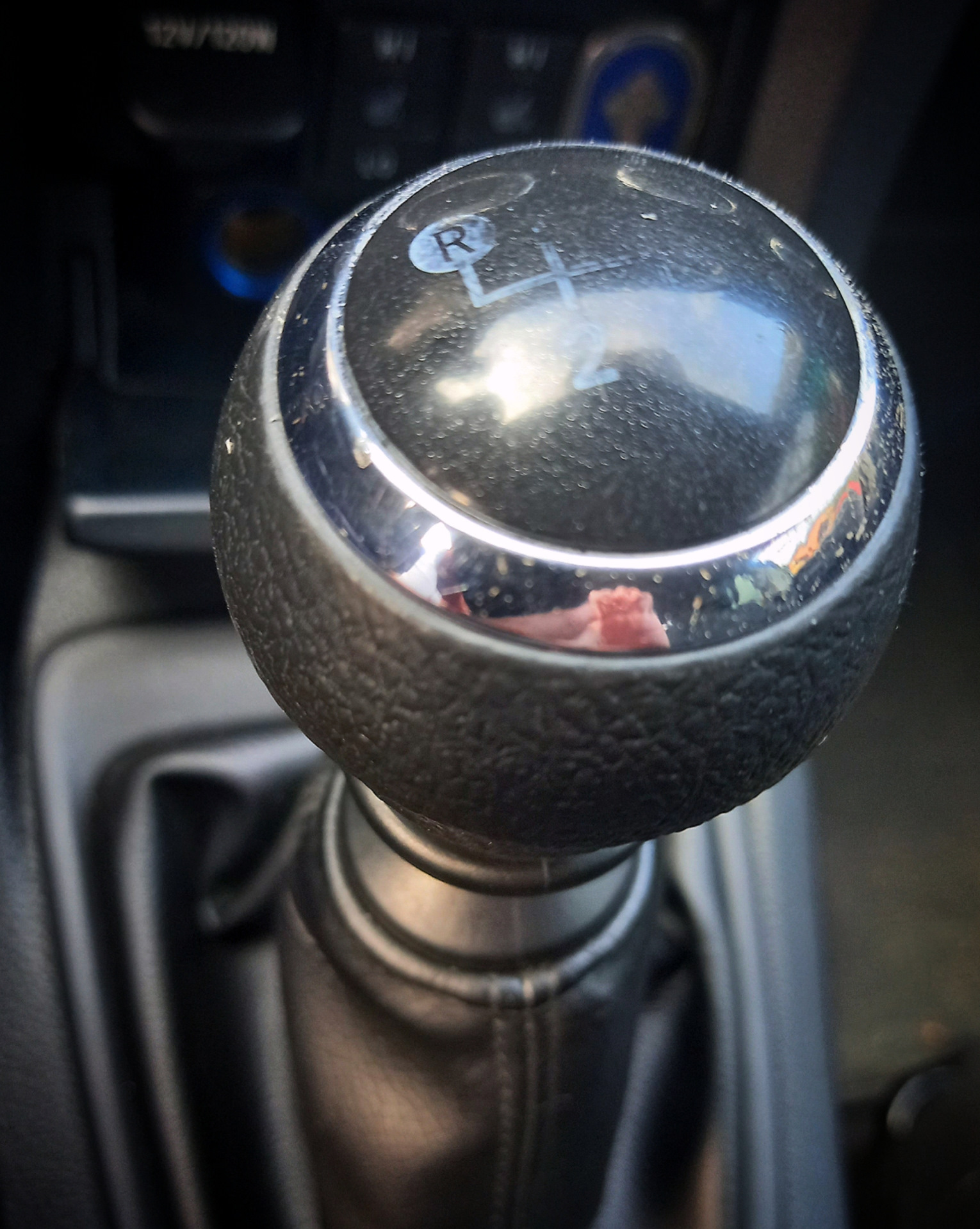 Замена крышки на ручке МКПП — Toyota Corolla (160), 1,6 л, 2013 года ...