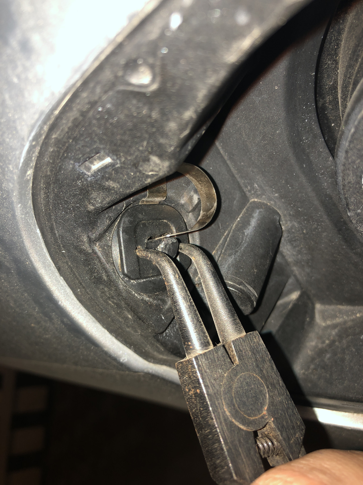 Поломка привода (актуатора) лючка топливного бака и его простая ...