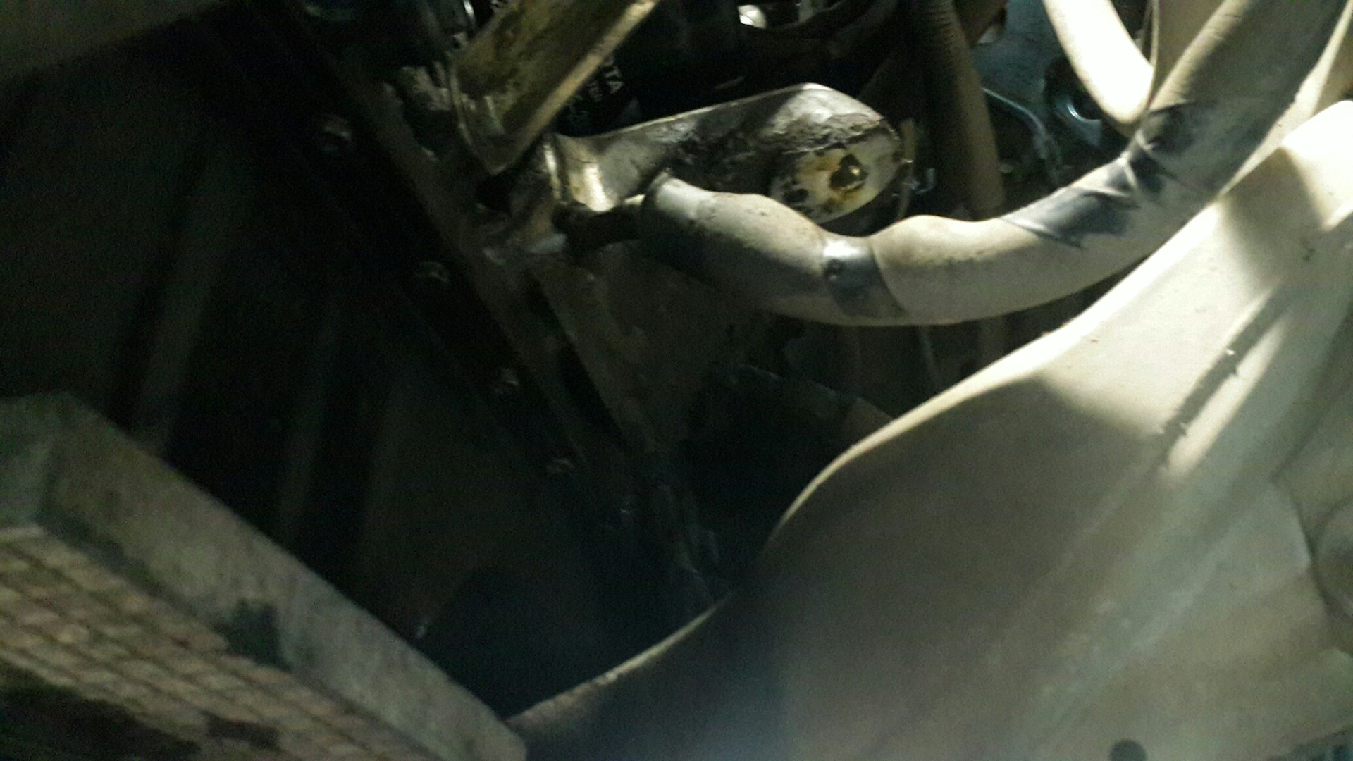 Замена подушек 1g-fe одна шпилька — Toyota Mark II (90), 2 л, 1993 года ...