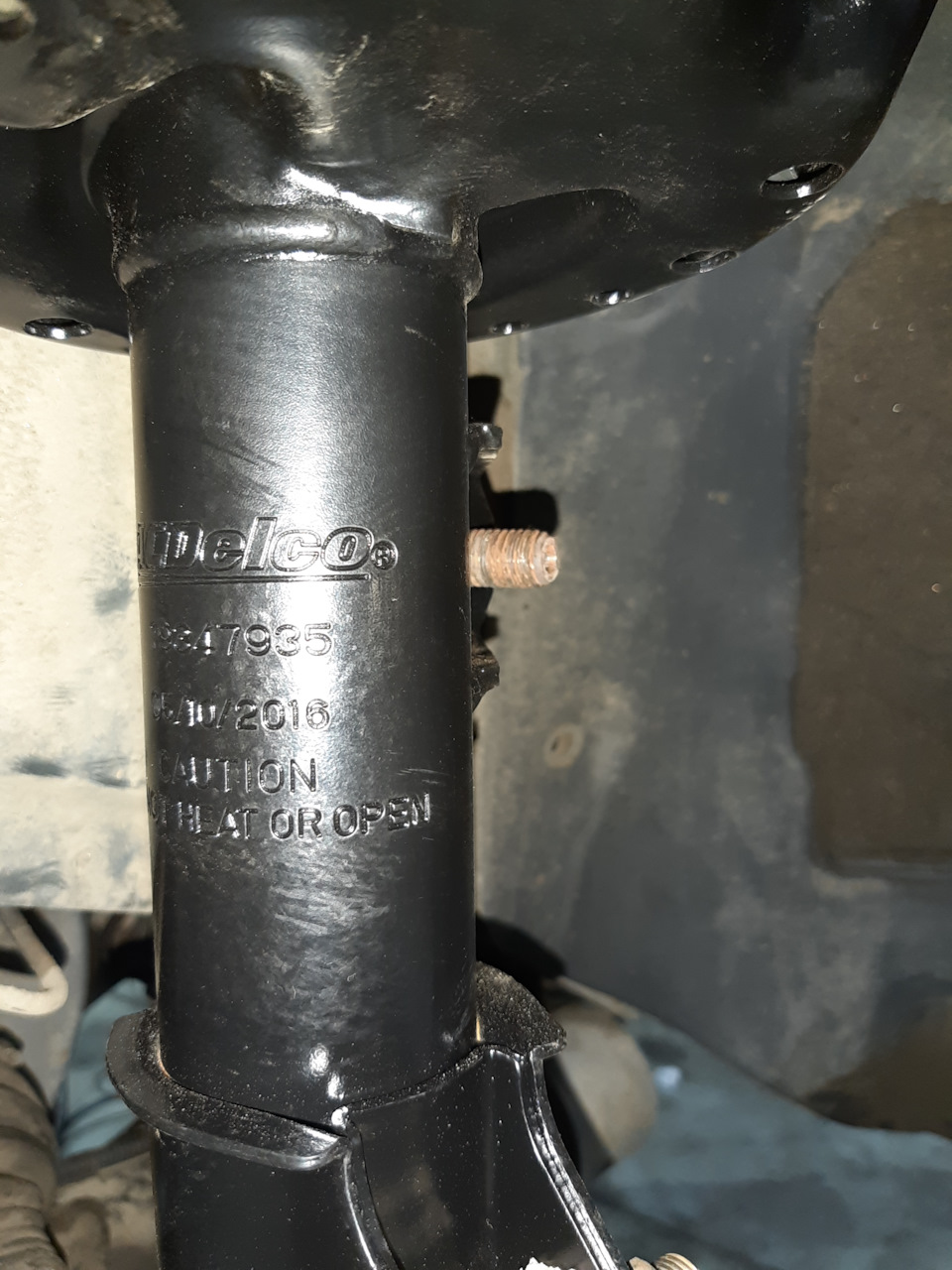 19347935 Стойка амортизационная передняя (левая сторона) ACDelco ...