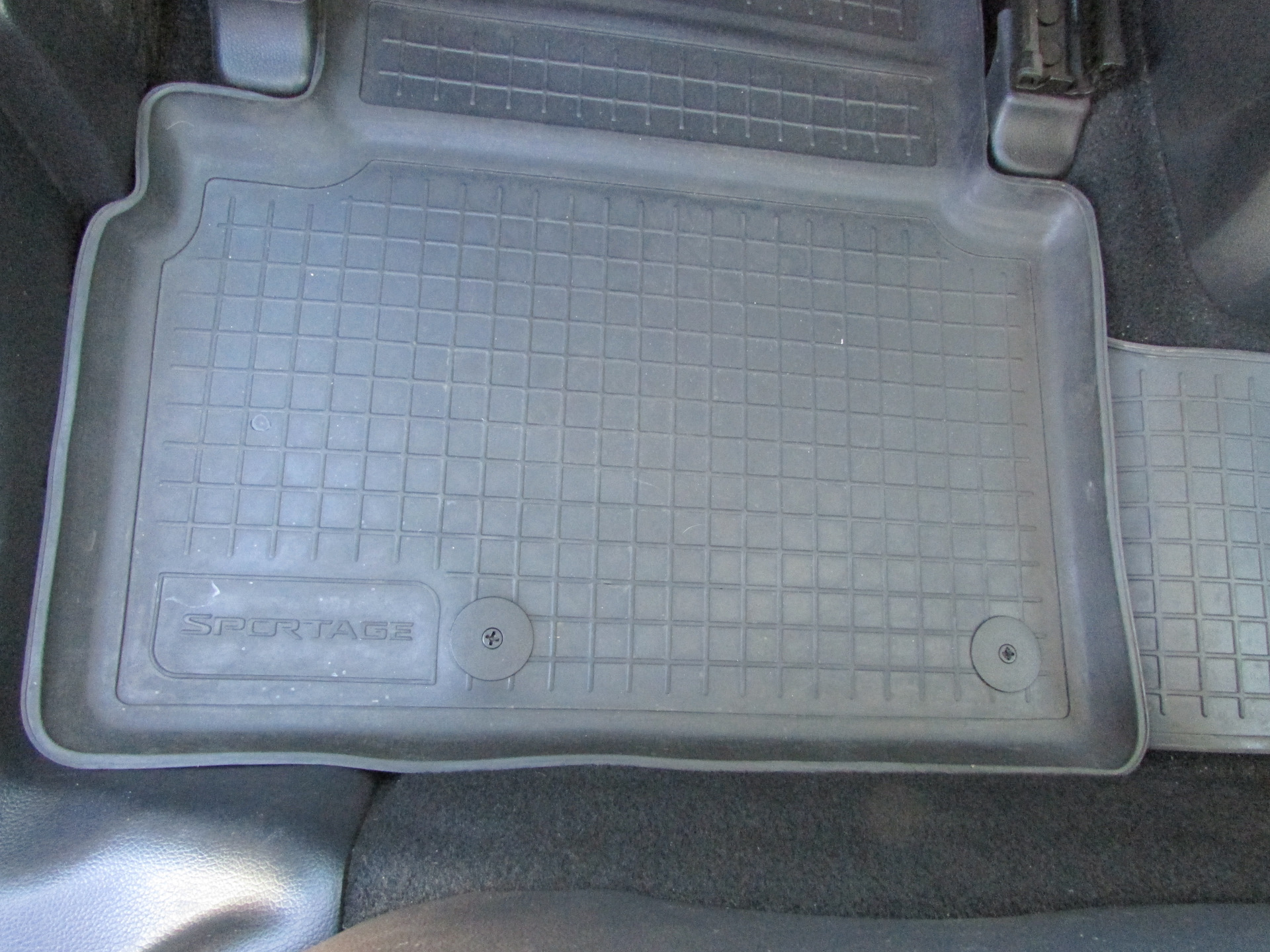 Клипса крепления коврика салона — KIA Sportage (3G), 2 л, 2014 года ...