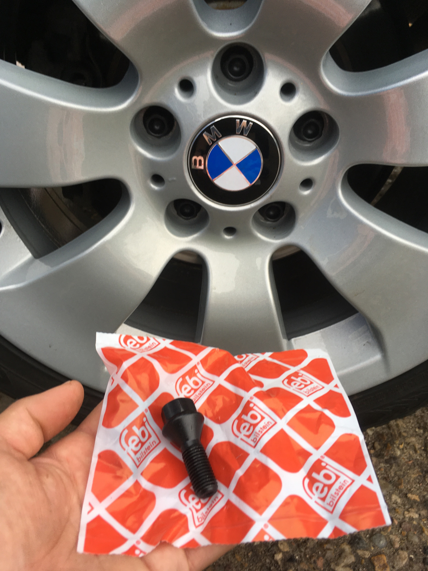 Болты колес, колпачки ступиц. Замена. — BMW 3 series (E90), 2,5 л, 2005 ...