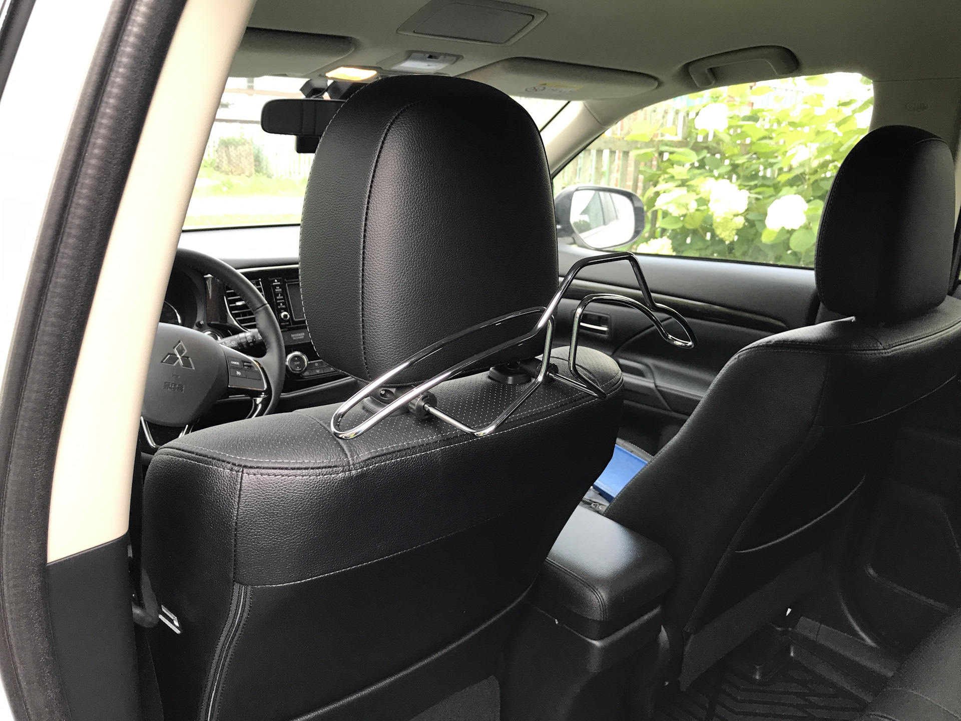 Плечики для одежды — Mitsubishi Outlander (3G), 2 л, 2017 года ...