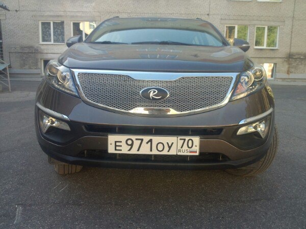Шильдик "R" — KIA Sportage (3G), 2 л., 2012 года | аксессуары | DRIVE2