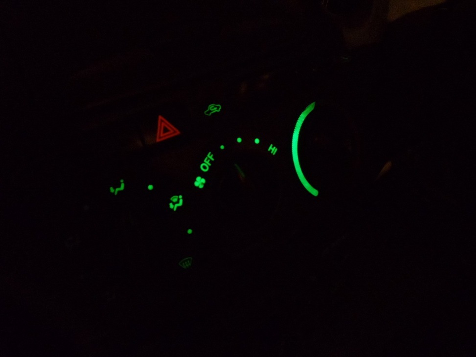 Замена лампочек подсветки блока управления печки — Toyota Vitz (10), 1 ...