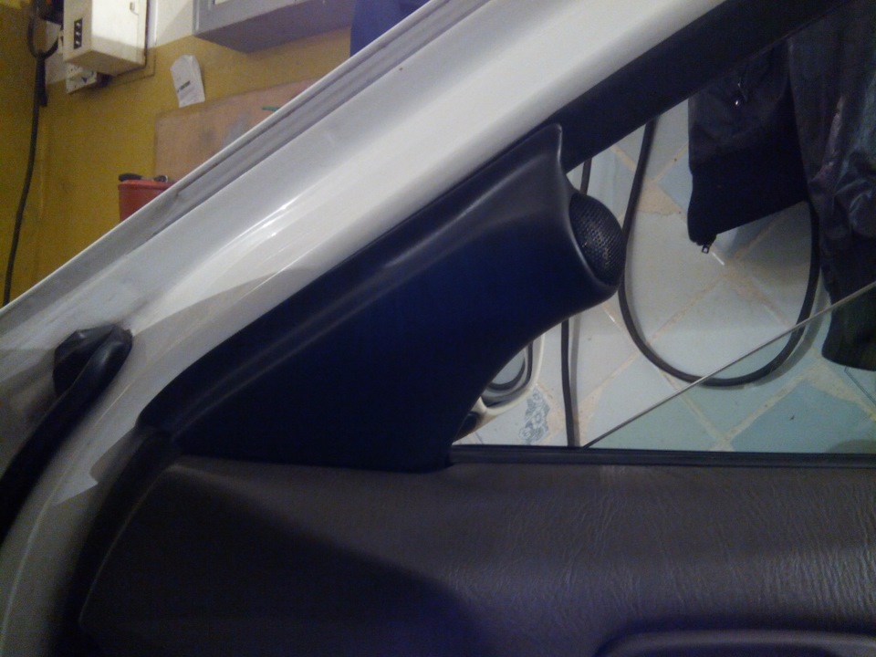 Подиумы под ВЧ в уголки зеркал. — Nissan Sunny (B15), 1,5 л, 1999 года ...