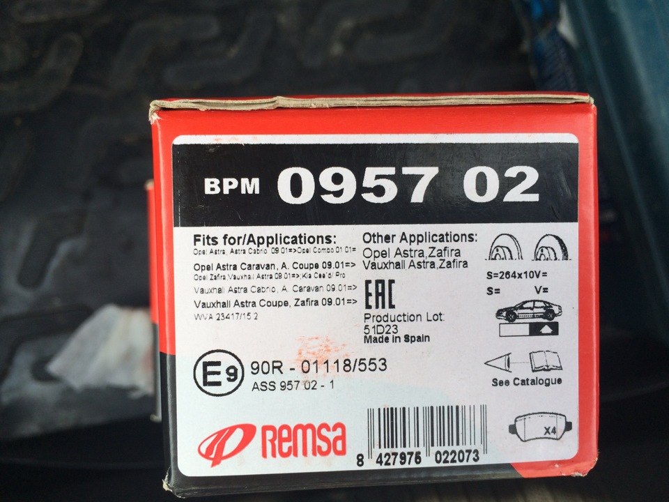 Замена тормозных колодок — Opel Astra H, 1,8 л, 2010 года | плановое ТО ...