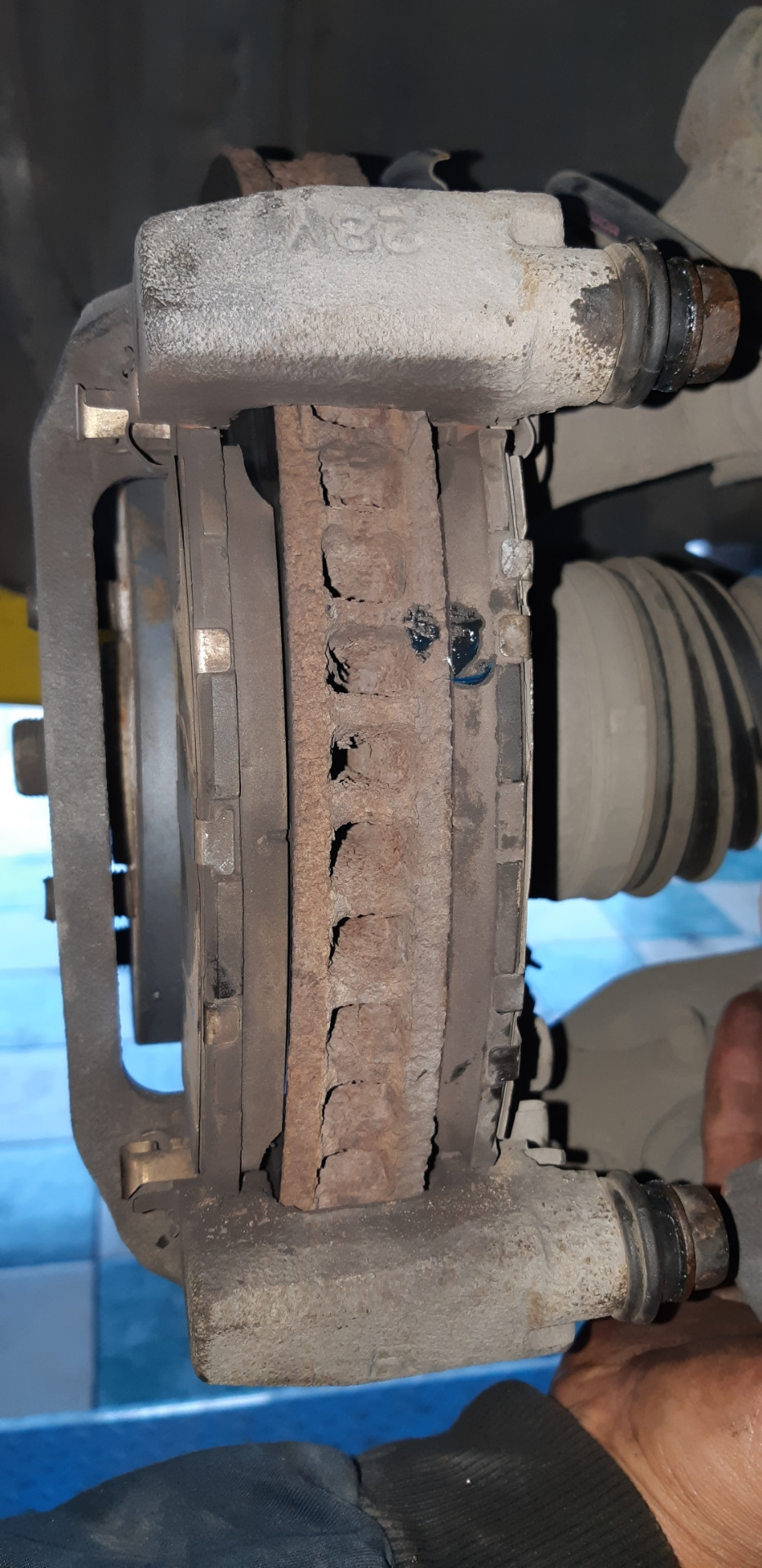 Замена топливного фильтра и насоса. — Toyota RAV4 (III), 2 л, 2008 года ...