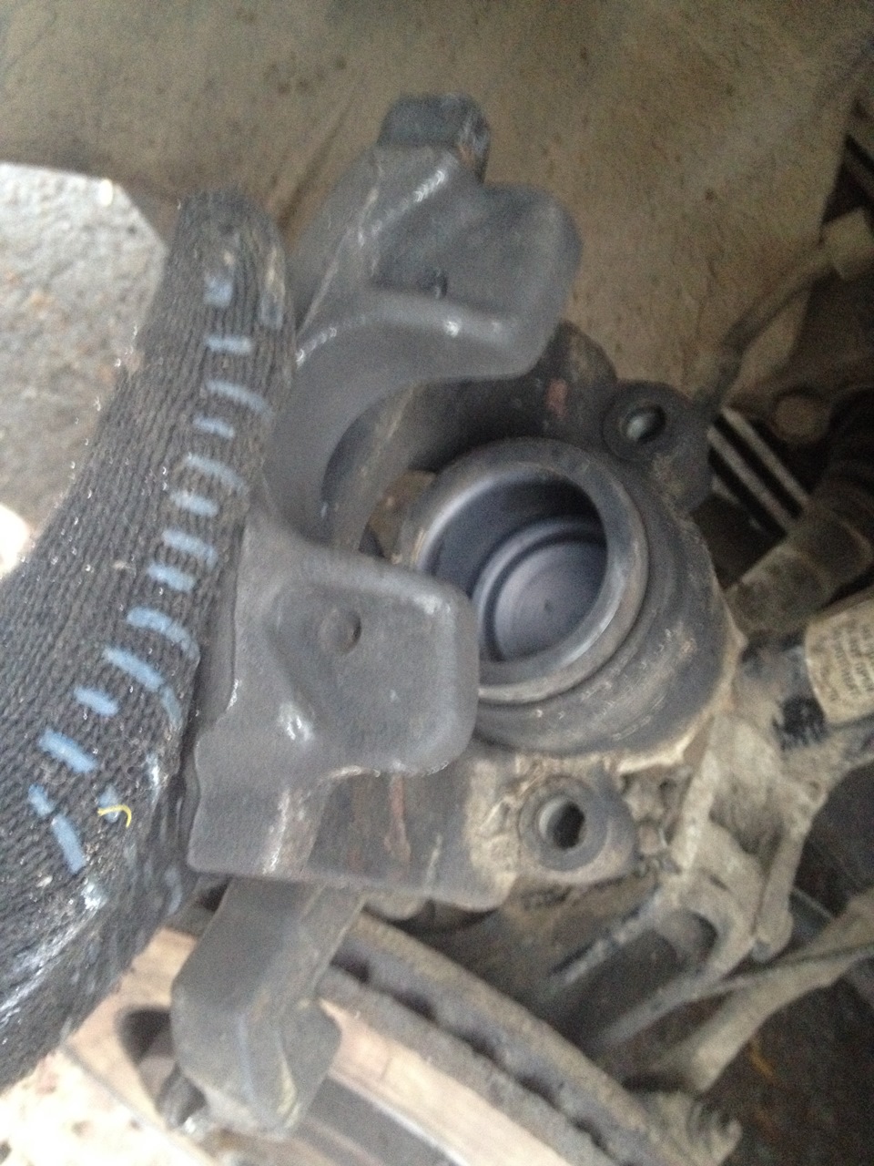 Замена передних тормозных колодок. — Peugeot Partner Tepee, 1,6 л, 2012 ...