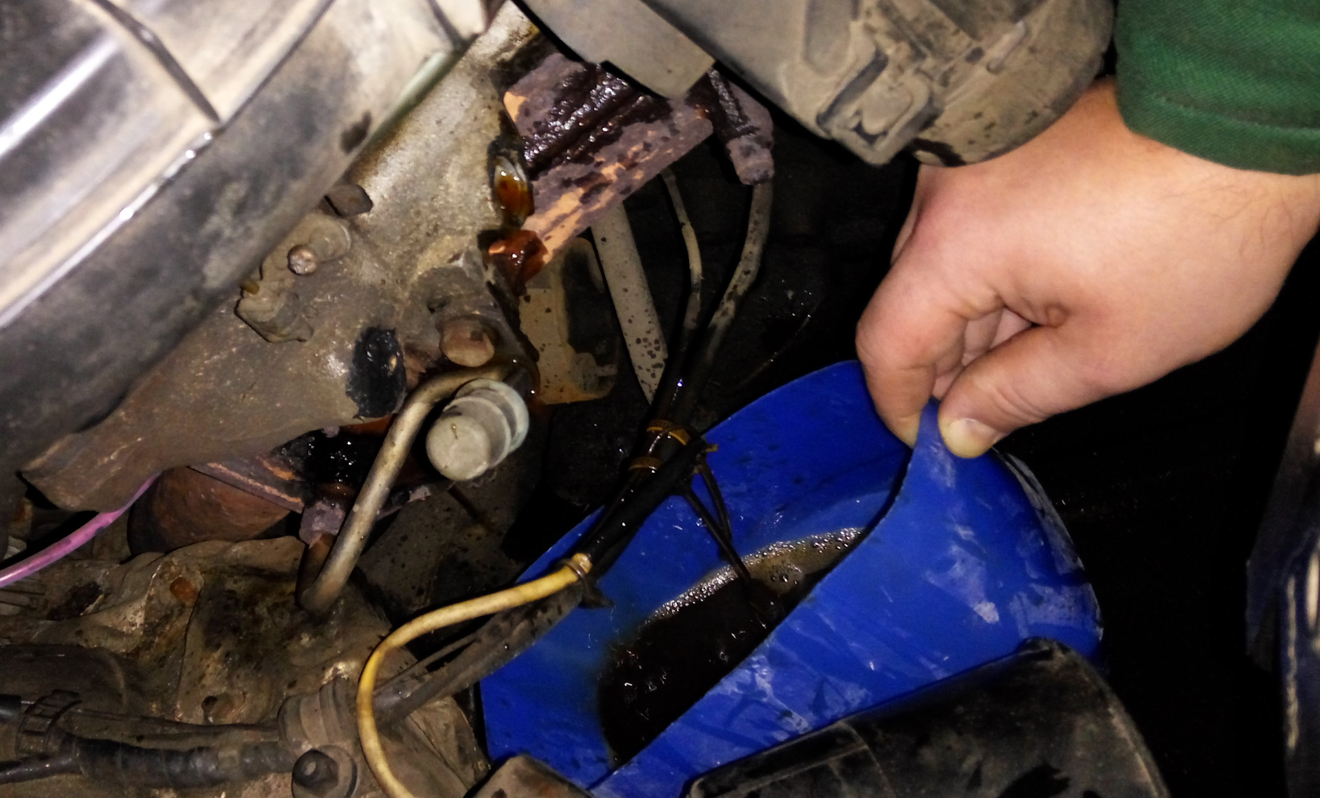 Сгнила заглушка на впускном коллекторе и перебита "коса" багажника ...