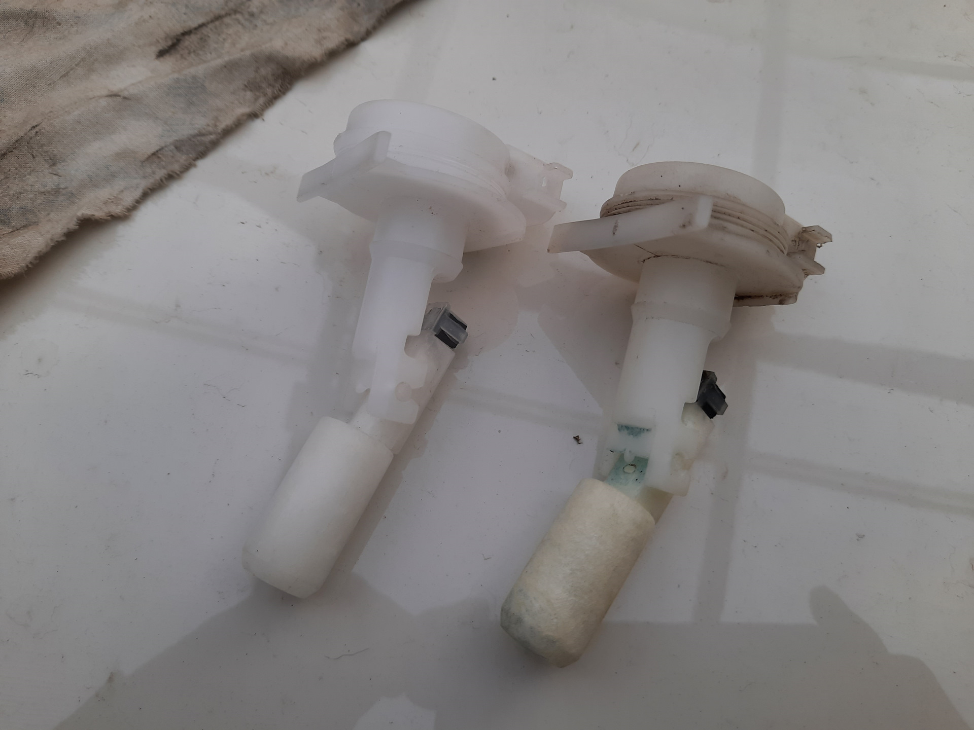 Замена датчика низкого уровня омывающей жидкости — Land Rover Range ...