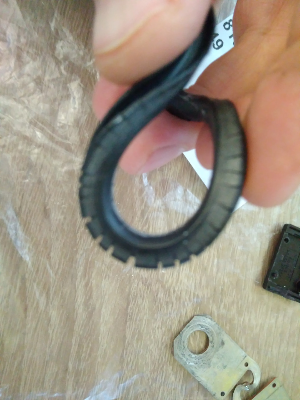 Замена прокладки крышки топливной горловины и пр. — Opel Astra J, 1,6 л ...