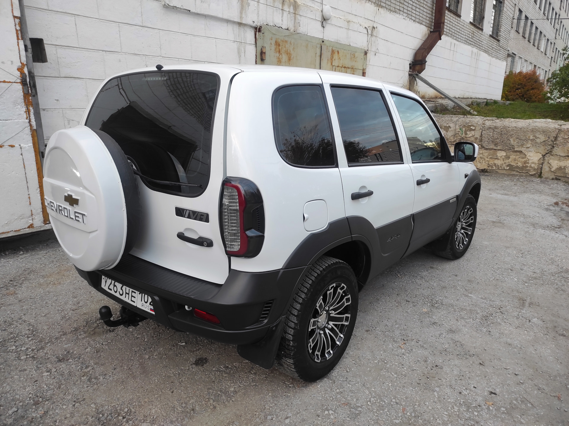 Задние фонари Niva Travel и передние фары Black Edition — Chevrolet ...