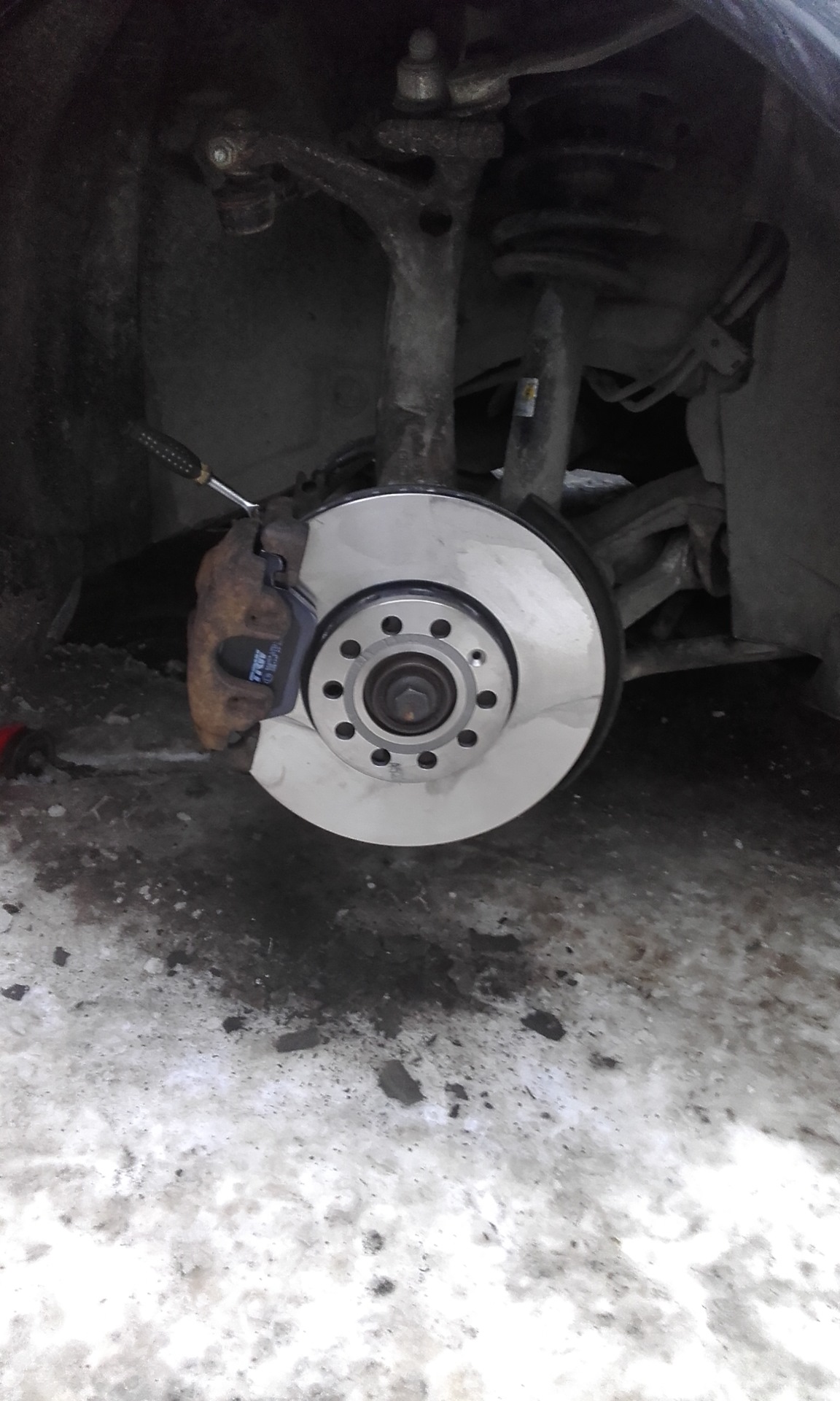 замена тормозных дисков и колодок — Audi A4 (B5), 1,8 л, 1996 года ...