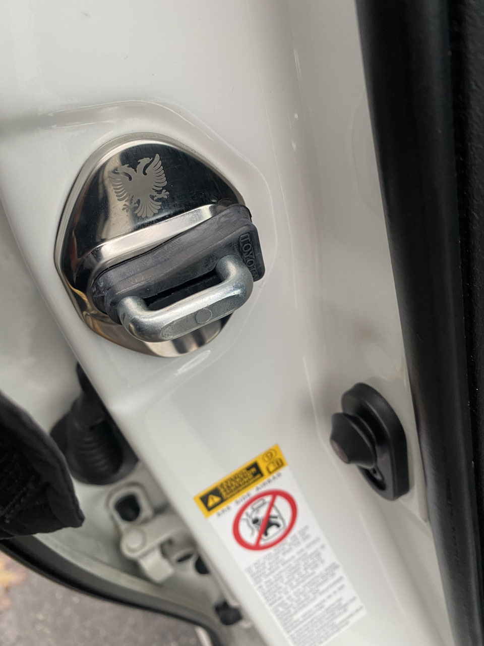 Демпфер (упор) замка двери — Toyota Camry (XV50), 2,5 л, 2016 года ...