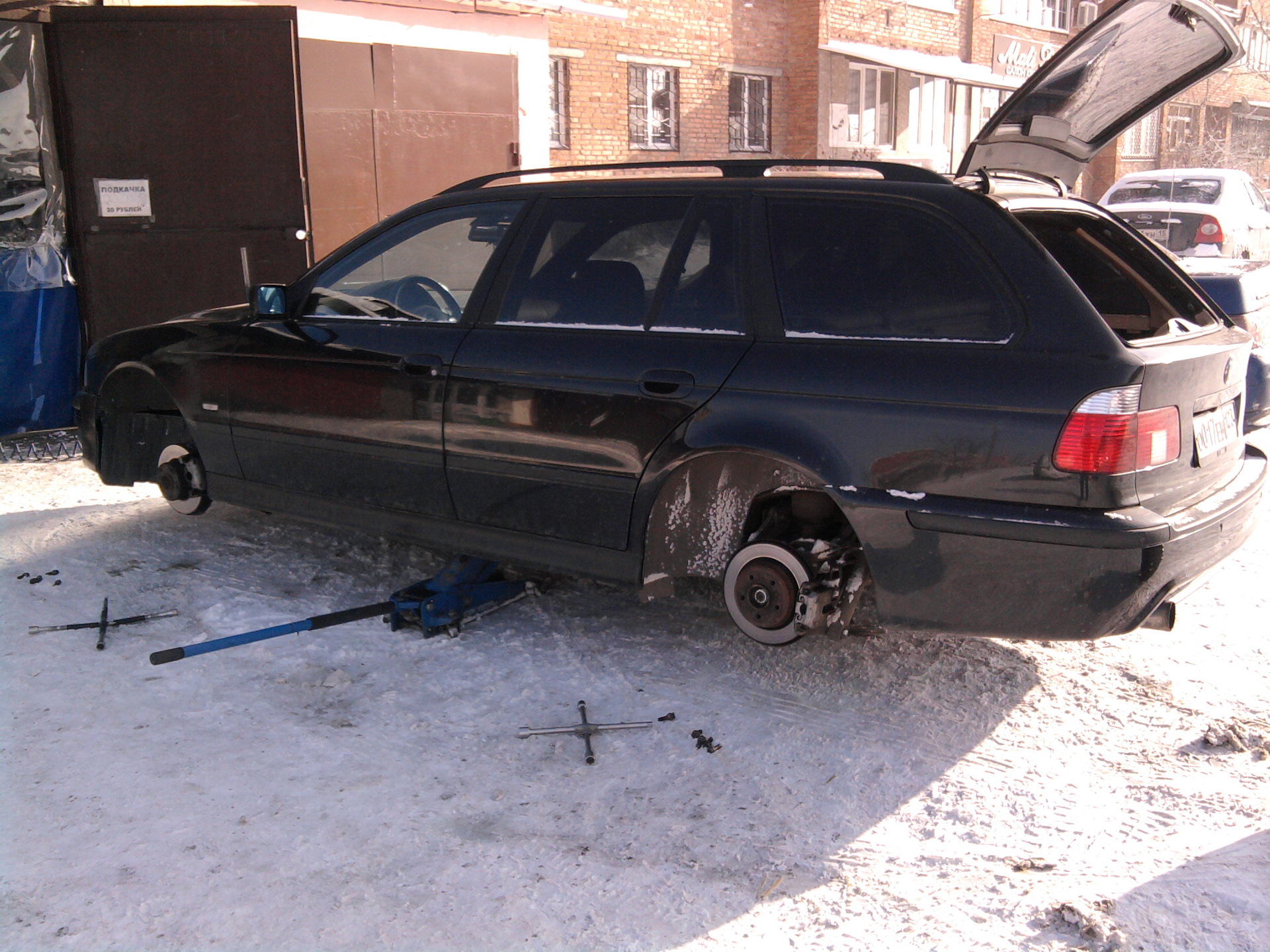 Вот и в Осетию пришла зима. — BMW 5 series Touring (E39), 2,5 л, 2001 года | шины | DRIVE2