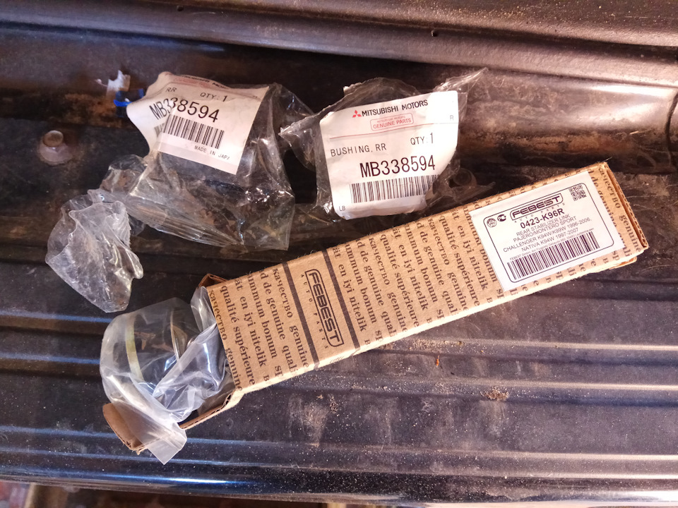 Замена задней тяги стабилизатора — Mitsubishi Pajero Sport (1G), 3 л ...