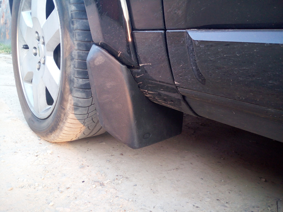 Установил передние брызговики. — Land Rover Discovery III, 2,7 л, 2005 ...