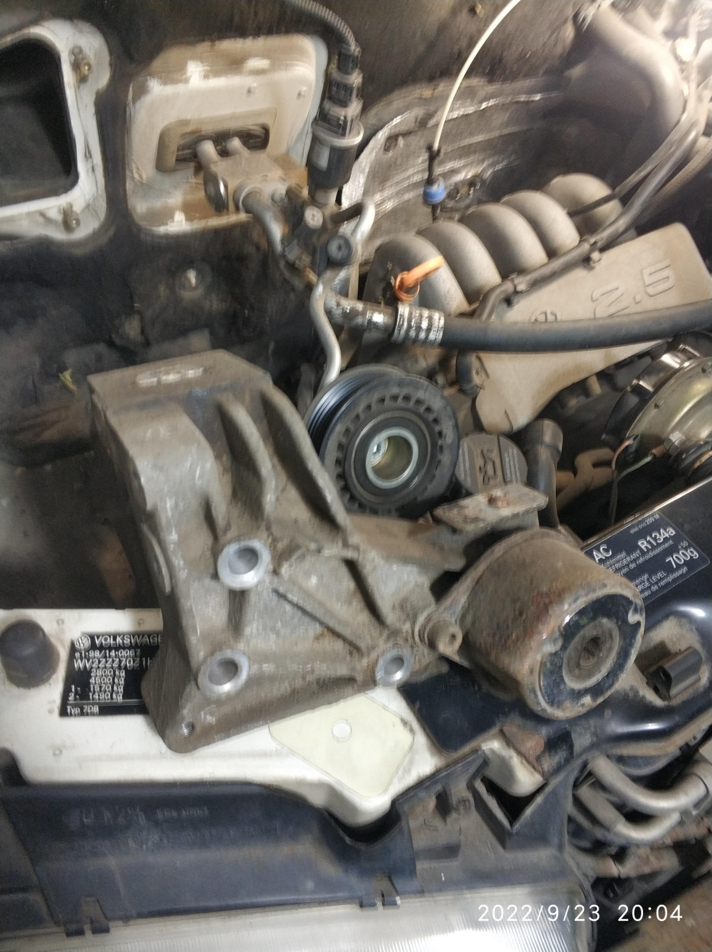 Замена натяжителя ремня генератора — Volkswagen Transporter T4, 2,5 л ...