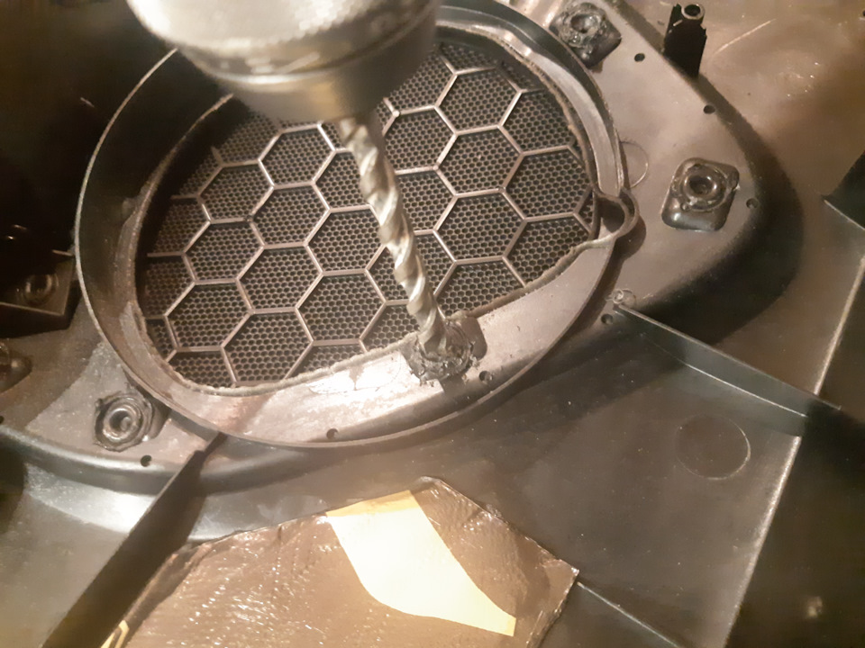 Перетяжка задних дверей в алькантару и внедрение решеток (грилей) Bang ...