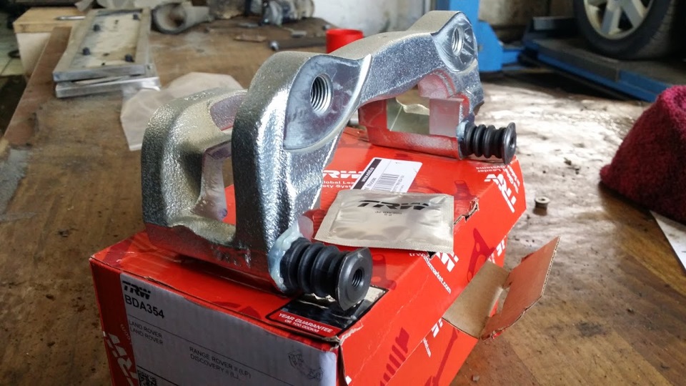 Замена скобы переднего суппорта. — Land Rover Discovery II, 4 л, 2001 ...