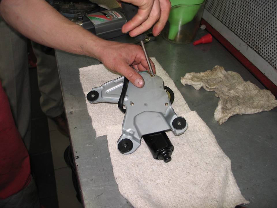 Замена масла в двигателе, проверка люфта водительского сиденья и ...