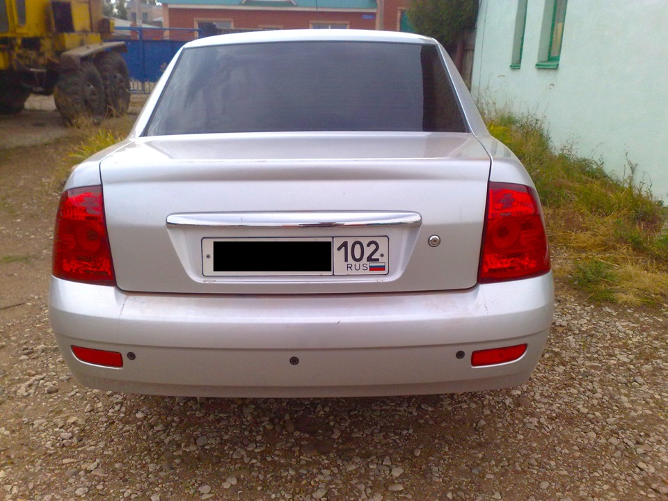Задние фонари и шильдики багажника — Lada Приора седан, 1,6 л, 2011 ...