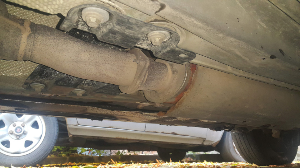 Замена выхлопа. Средняя и задняя банки. — Volvo XC70 II, 2,4 л, 2002 ...